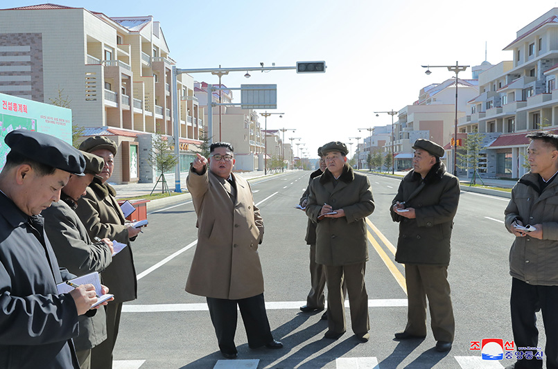 KIM JONG UN recorre la construcción de Samjiyon y sube el monte Paektu ...