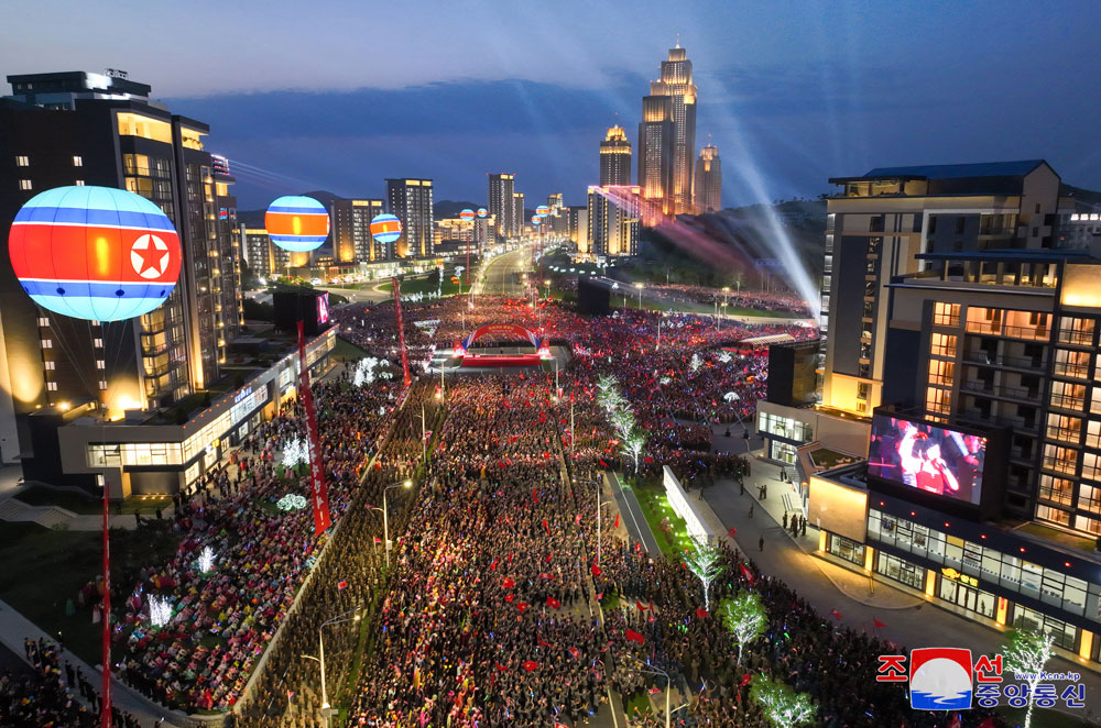 Kim Jong Un inaugura la Avenida Jonwi (Vanguardia) con miles de ...